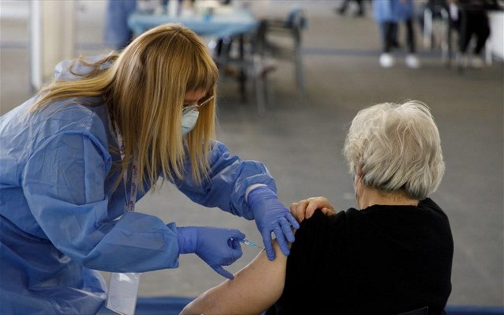 Εξαδάκτυλος: Οι άνω των 50 πρέπει να εμβολιαστούν μέσα στις επόμενες 5 ...