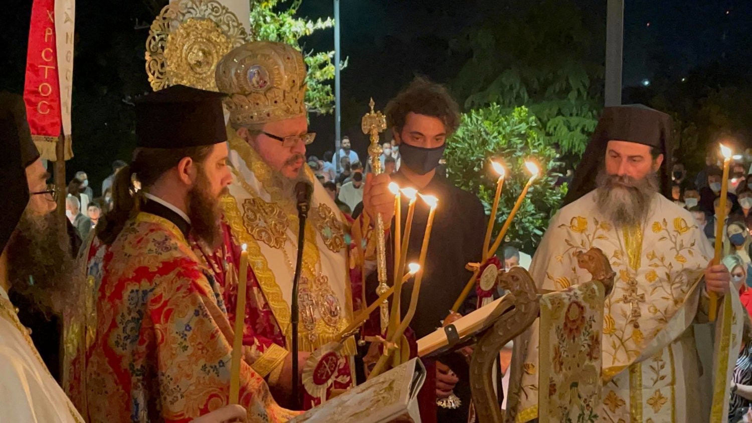 "Χριστός Ανέστη" - Η μεγάλη στιγμή στον Μητροπολιτικό Ναό Αγίου ...