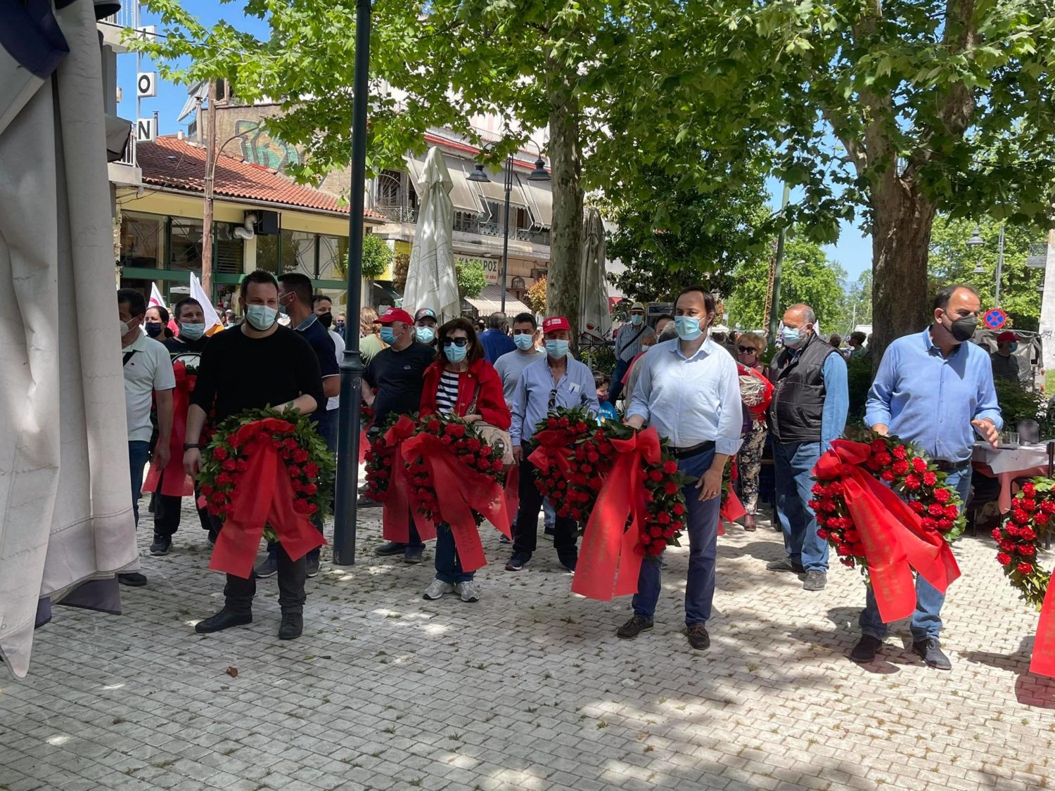 Λάρισα: Εικόνες από την κατάθεση στεφάνων στην πλατεία Τάκη Γαργαλιάνου ...