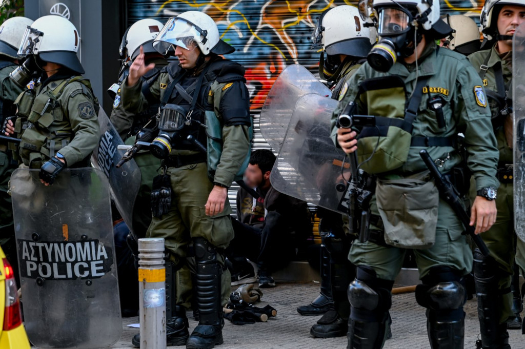 Επεισόδια στα Εξάρχεια: Βίντεο δείχνει άντρα των ΜΑΤ να κλωτσά ...