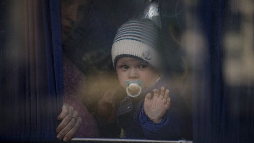 Unicef: Περίπου 4,3 εκατ. παιδιά έχουν εκτοπιστεί από την Ουκρανία λόγω ...