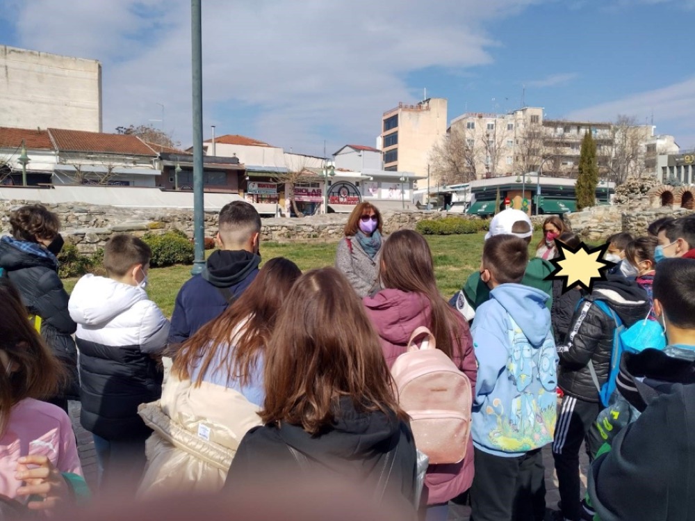Το 16ο Δημοτικό Σχολείο Λάρισας περιηγήθηκε στα μνημεία της πόλης ...