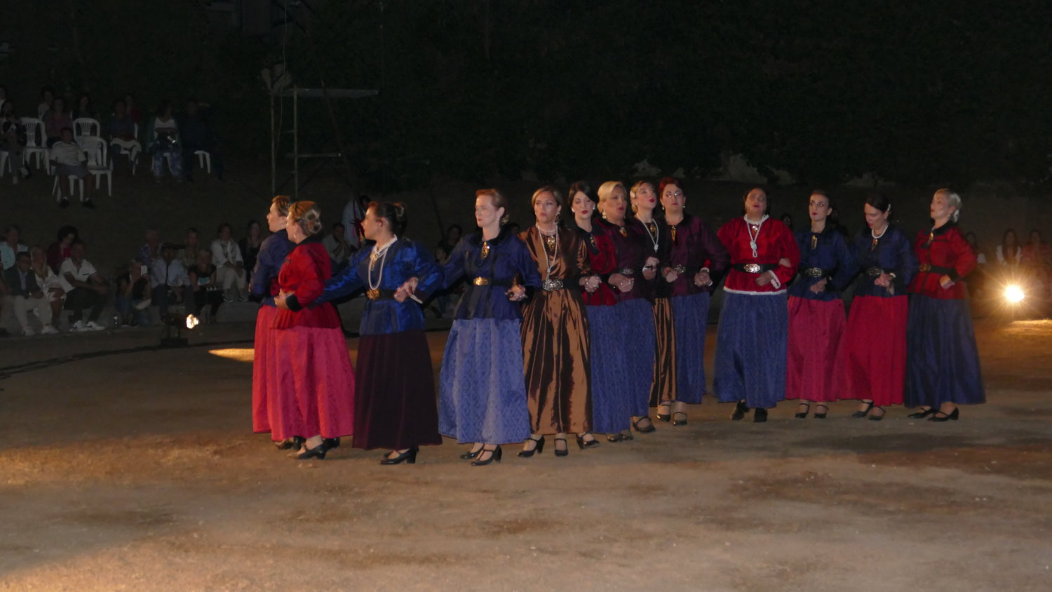 «Ταξίδεψε» τους Λαρισαίους η παράσταση του ΚΕΛΕ (φωτ. & βίντεο ...
