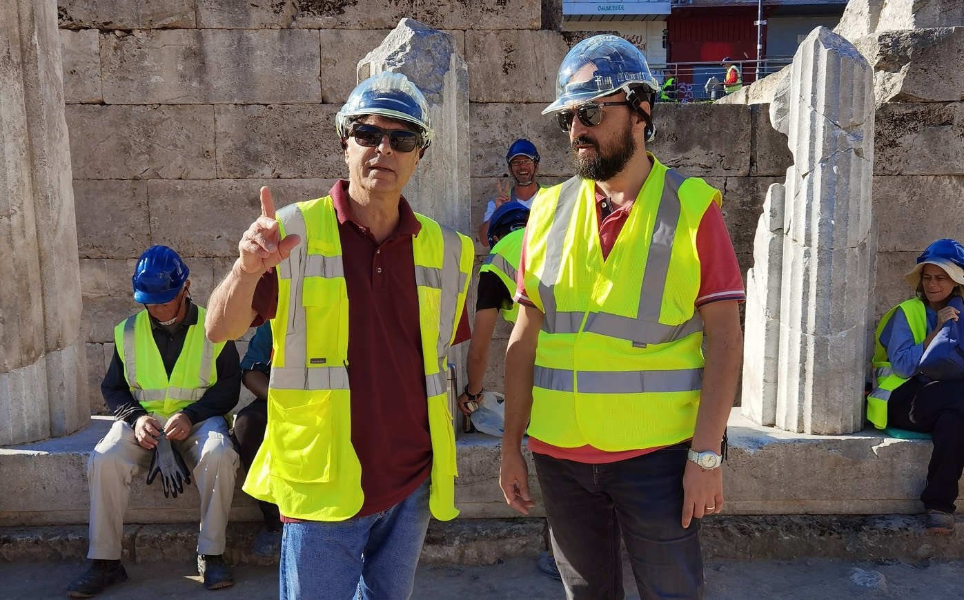 Ο Πρόεδρος του Εργατικού Κέντρου Λάρισας στο Α΄ Αρχαίο Θέατρο Λάρισας ...