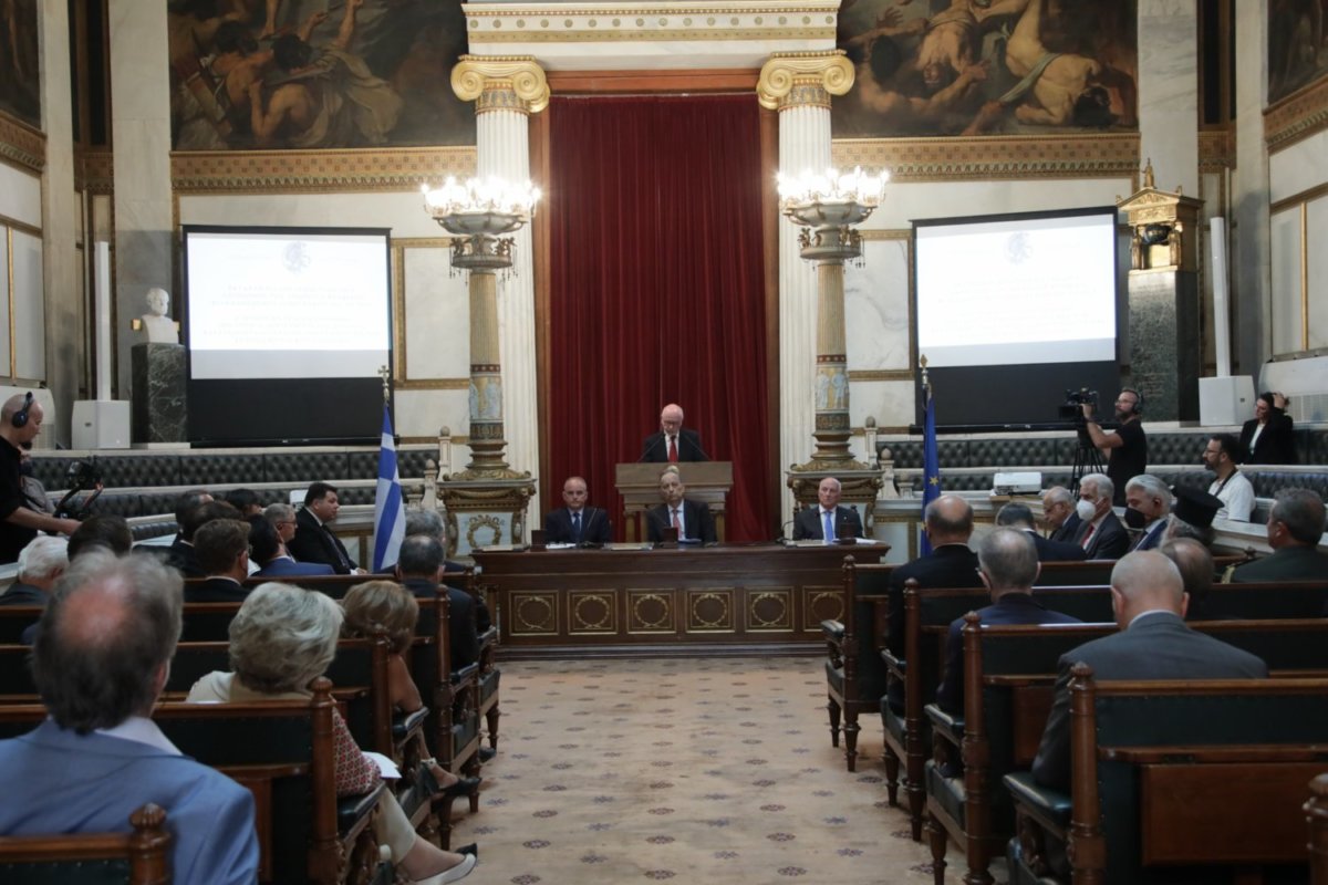 Η Ακαδημία Αθηνών εξέλεξε ως τακτικό μέλος της τον Παύλο Σούρλα ...