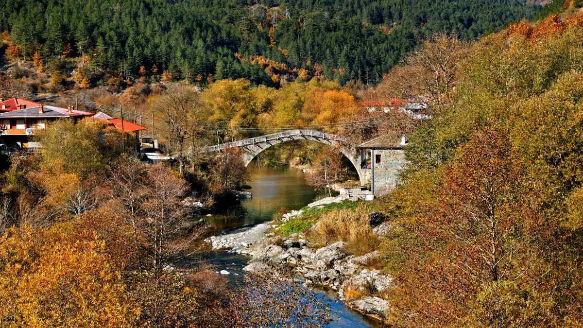Το μοναδικό ελληνικό χωριό που χωρίζεται στα δύο από ένα ποτάμι ...