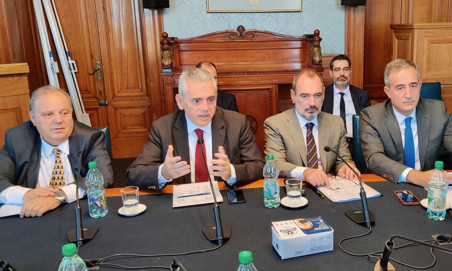 Μάξιμος Χαρακόπουλος: Εξαπάτηση καταναλωτών με φέτα-μαϊμού στην ...