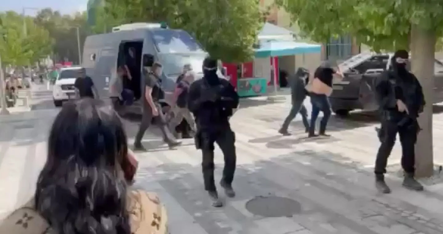 Κύκλωμα ναρκωτικών: Κακουργηματικές διώξεις στους 11 και πάνοπλοι ...