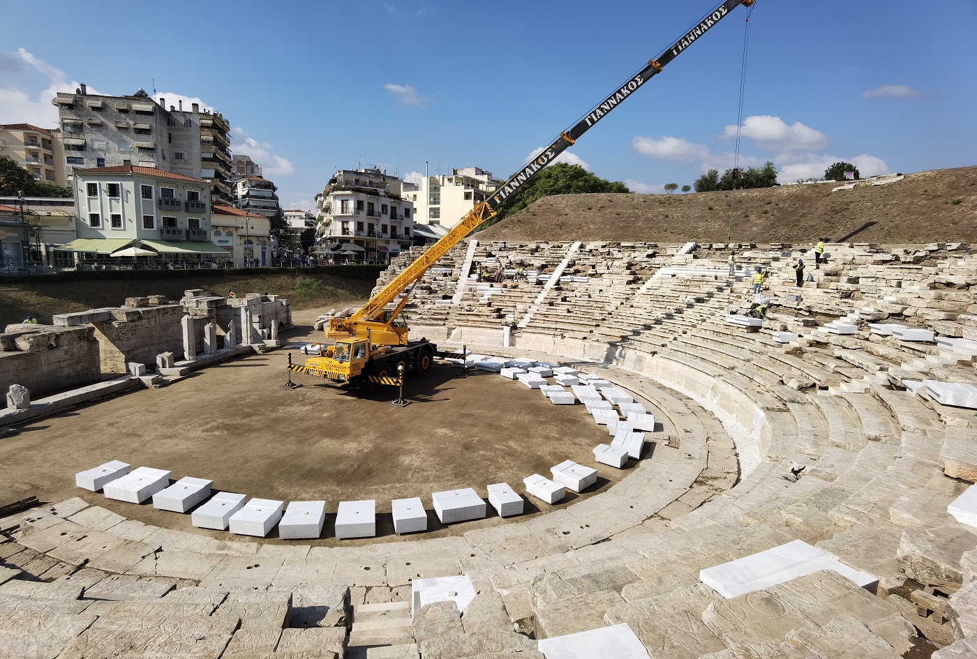 Τοποθετήσεις νέων εδωλίων στο Αρχαίο Θέατρο Λάρισας (φωτ.) - larissanet.gr