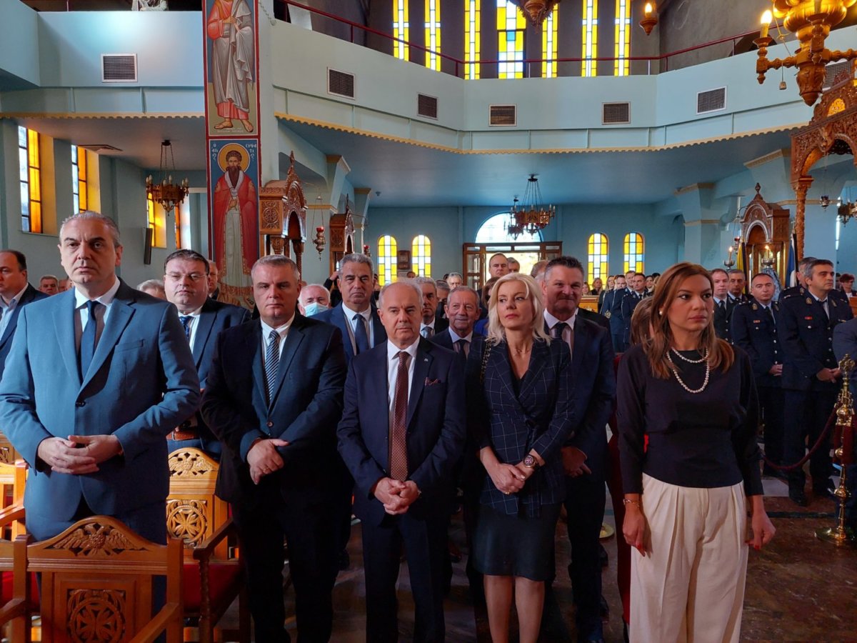 Λάρισα: Η Αστυνομία τίμησε τον προστάτη της - Εικόνες από τη Δοξολογία ...