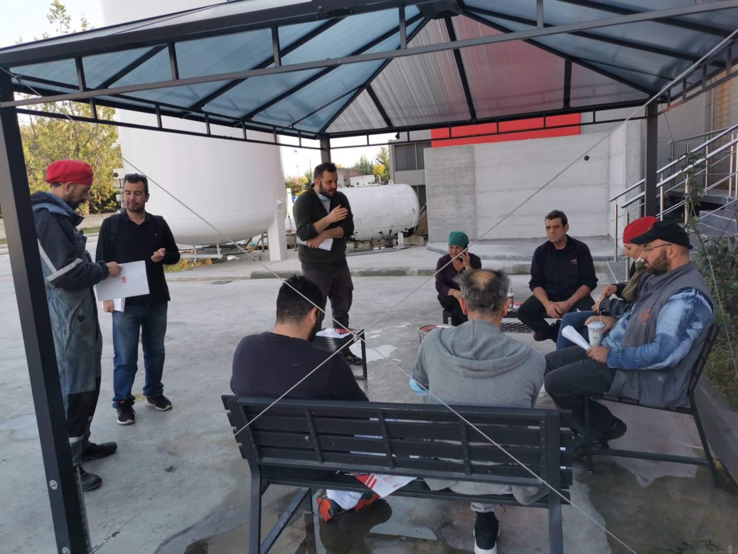 Περιοδεία της ΚΟΒ Τροφίμων Λάρισας σε εργοστάσια με το κάλεσμα της ΚΕ ...