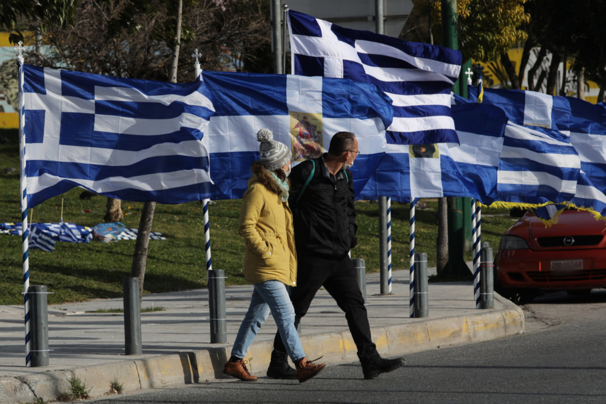 Έκλεψαν σημαίες από δρόμους στο Μοσχάτο παραμονές της παρέλασης για την ...