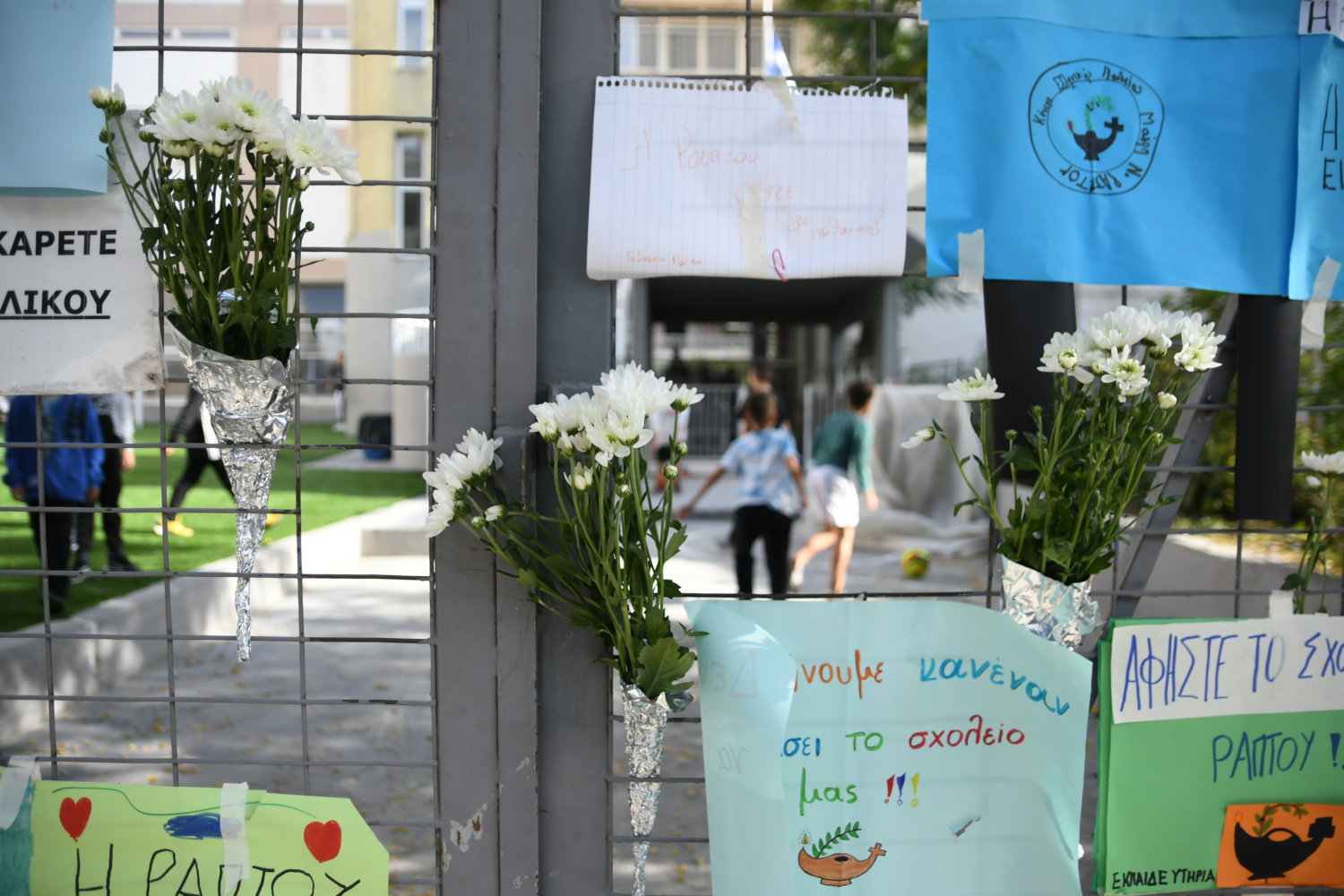 Συγκινητικές εικόνες: Λουλούδια και μηνύματα στο αγγελτήριο θανάτου της ...