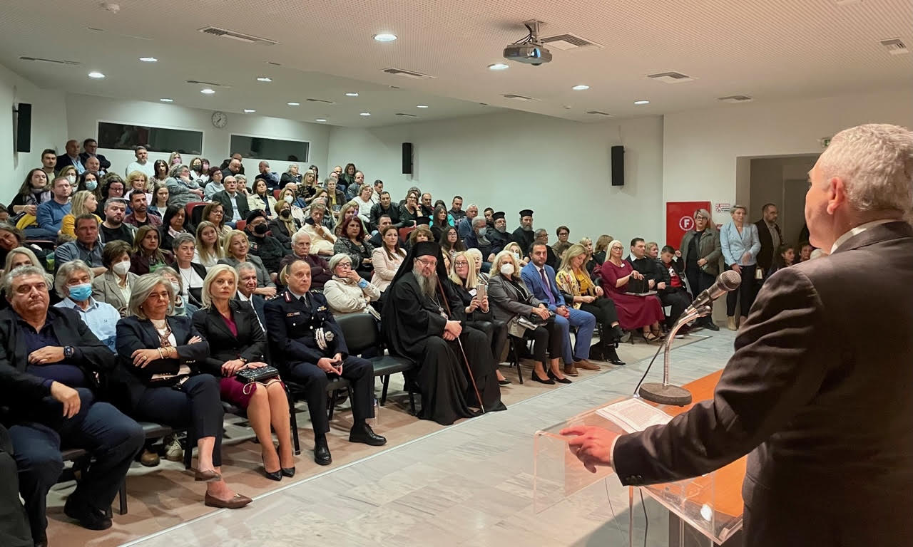 Μάξιμος Χαρακόπουλος στο Διαχρονικό Μουσείο Λάρισας για Έλληνες της ...