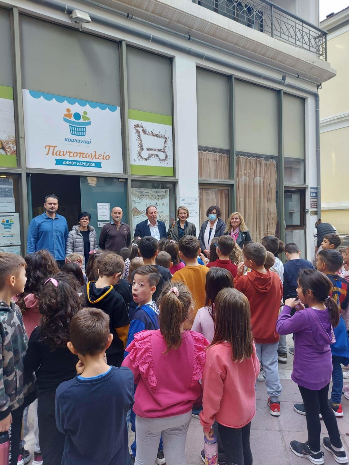 Μαθητές του 2ου Δημοτικού Σχολείου Λάρισας στο Κοινωνικό Παντοπωλείο Δ ...