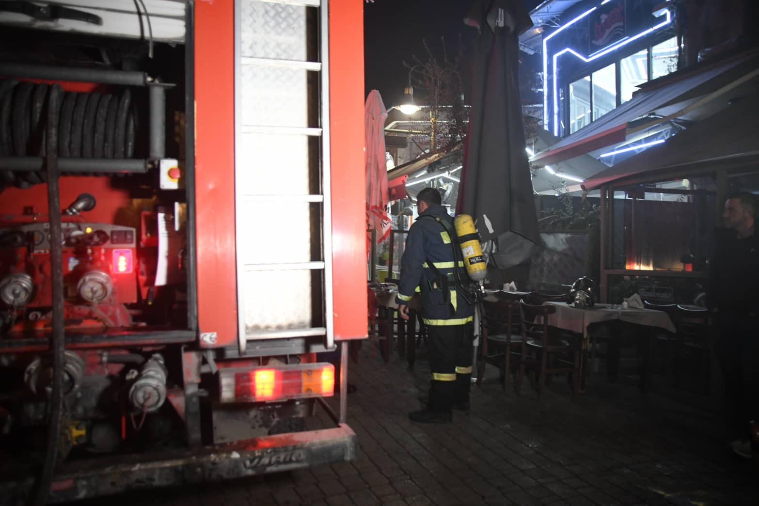 Λάρισα: Πυρκαγιά σε ψητοπωλείο στο φρούριο (φωτ.& βίντεο) - larissanet.gr
