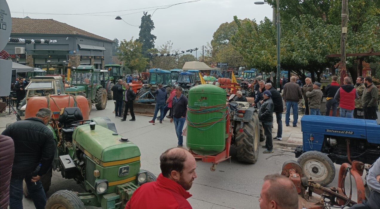 Στους δρόμους με τα τρακτέρ οι παραγωγοί σε Αγιά και Ελασσόνα (φωτ ...