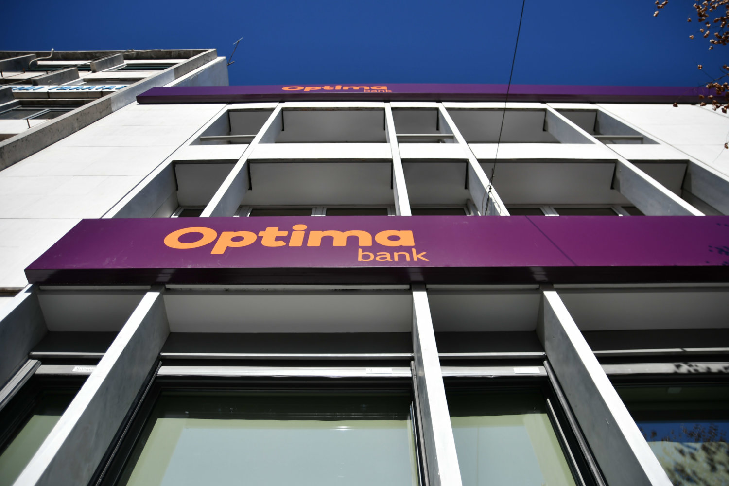 Σημείο αναφοράς η Optima bank στη Λάρισα (φωτ.) - larissanet.gr