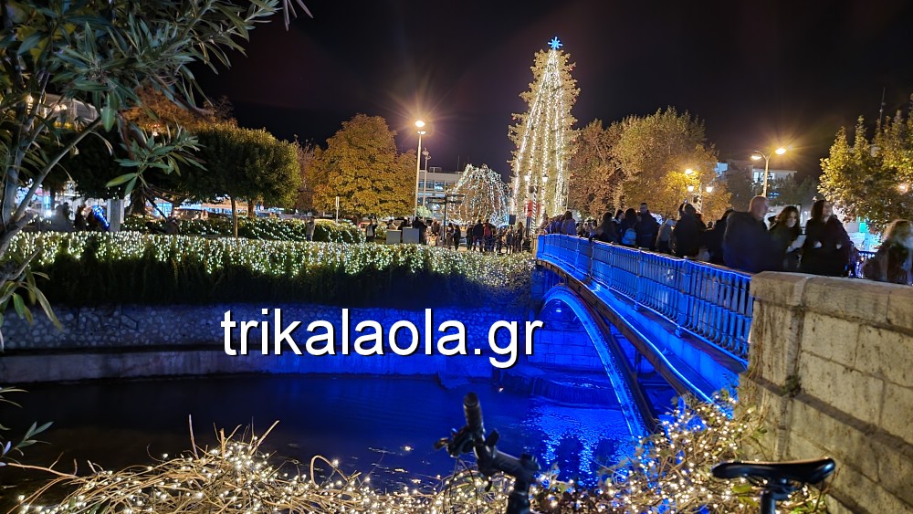 Εντυπωσιακή φωταγώγηση του χριστουγεννιάτικου δέντρου με πυροτεχνήματα ...