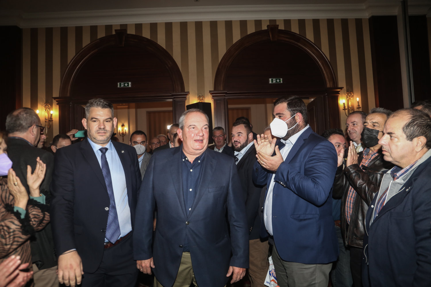 Κ. Καραμανλής: Ήρθε, «κάρφωσε» (χωρίς να μιλήσει) τον Μητσοτάκη και ...