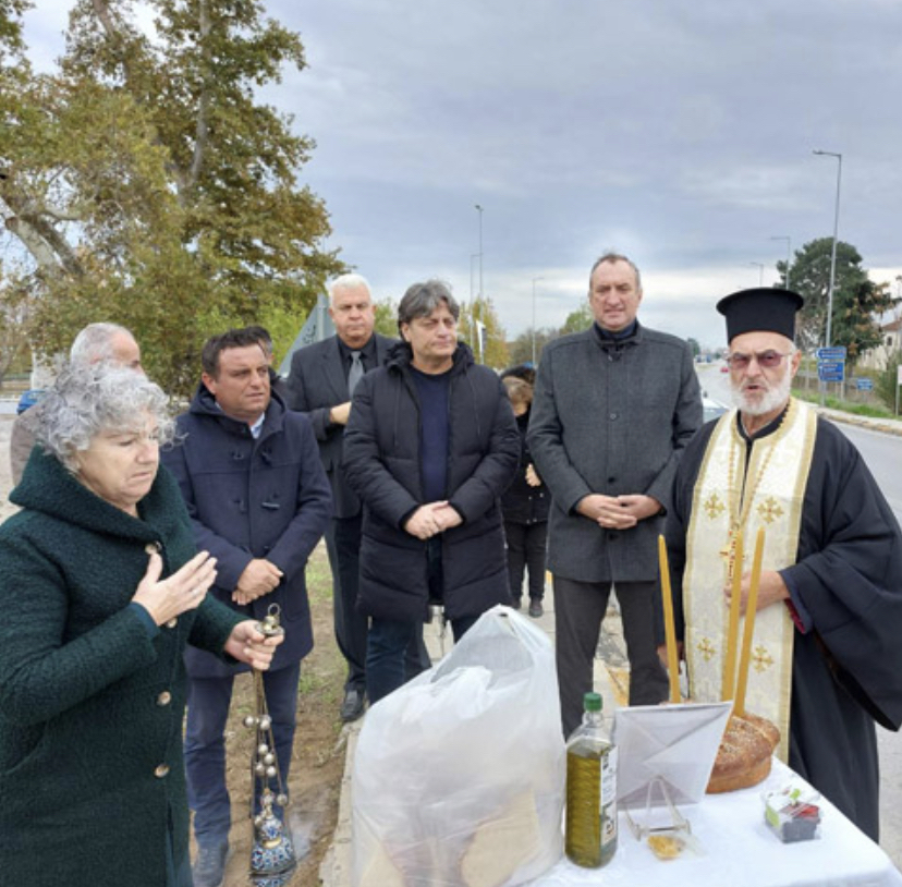 Σε δέηση στο εικονοστάσι του Αγίου Γεωργίου εκ Ραψάνης ο δήμαρχος ...