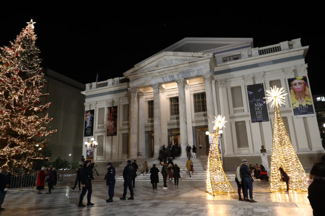 Δημοτικό Θέατρο Πειραιά: Κατέρρευσε μέρος της σκηνής – Τραυματίστηκαν ...
