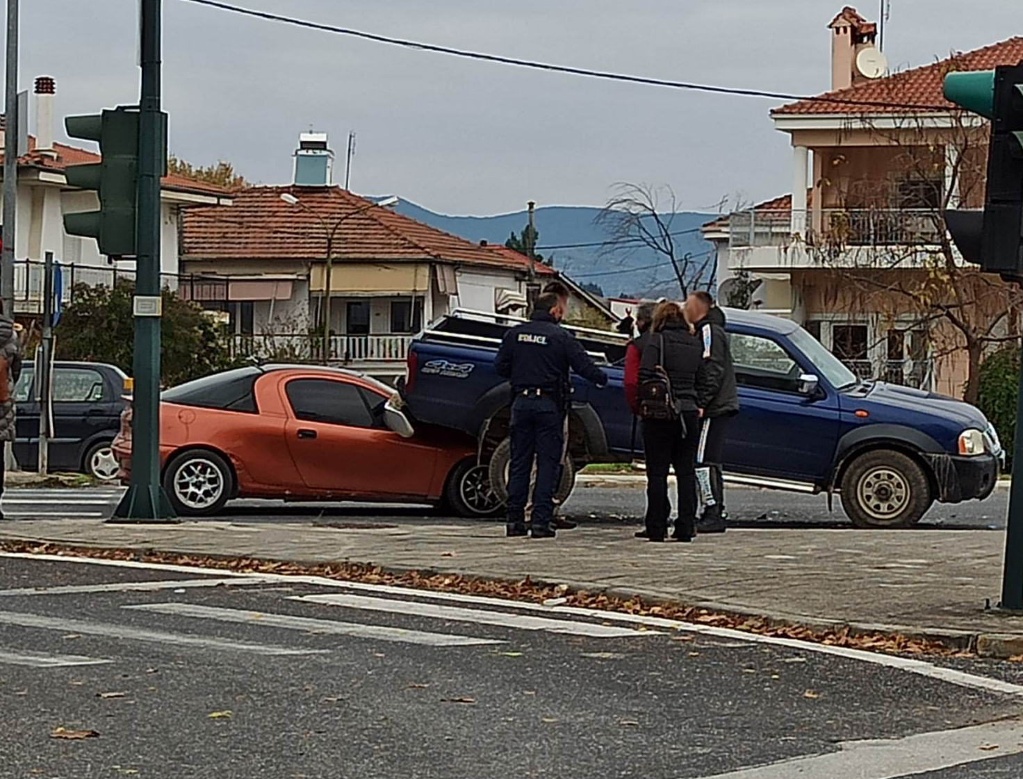 Απίστευτο τροχαίο στα Τρίκαλα: Ι.Χ. καρφώθηκε κάτω από… φορτηγάκι (φωτ ...