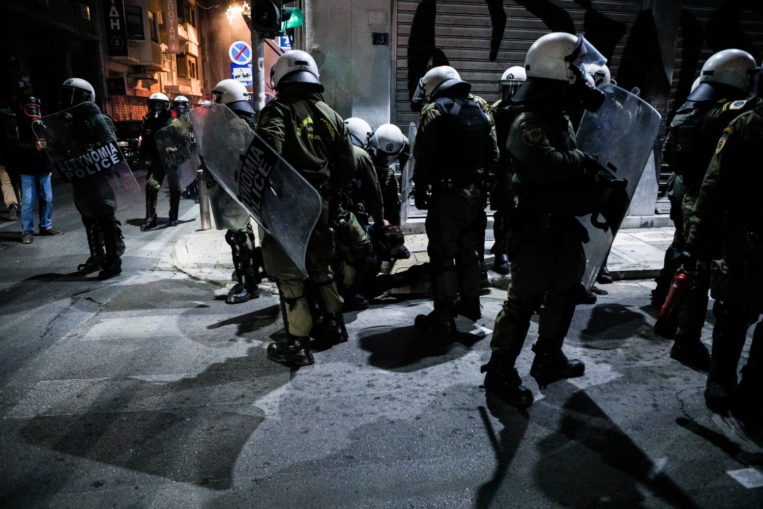 ΕΛ.ΑΣ: 16 συλλήψεις σε Εξάρχεια και Αυλίζα Αχαρνών - Τραυματίστηκαν 13 ...