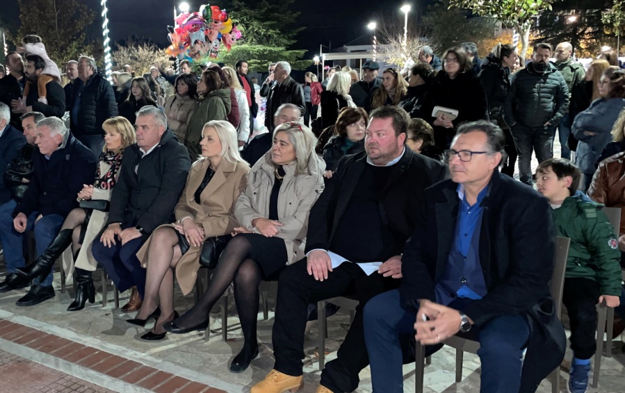 Η Ρένα Καραλαριώτου στο άναμμα του χριστουγεννιάτικου δέντρου σε Χάλκη ...