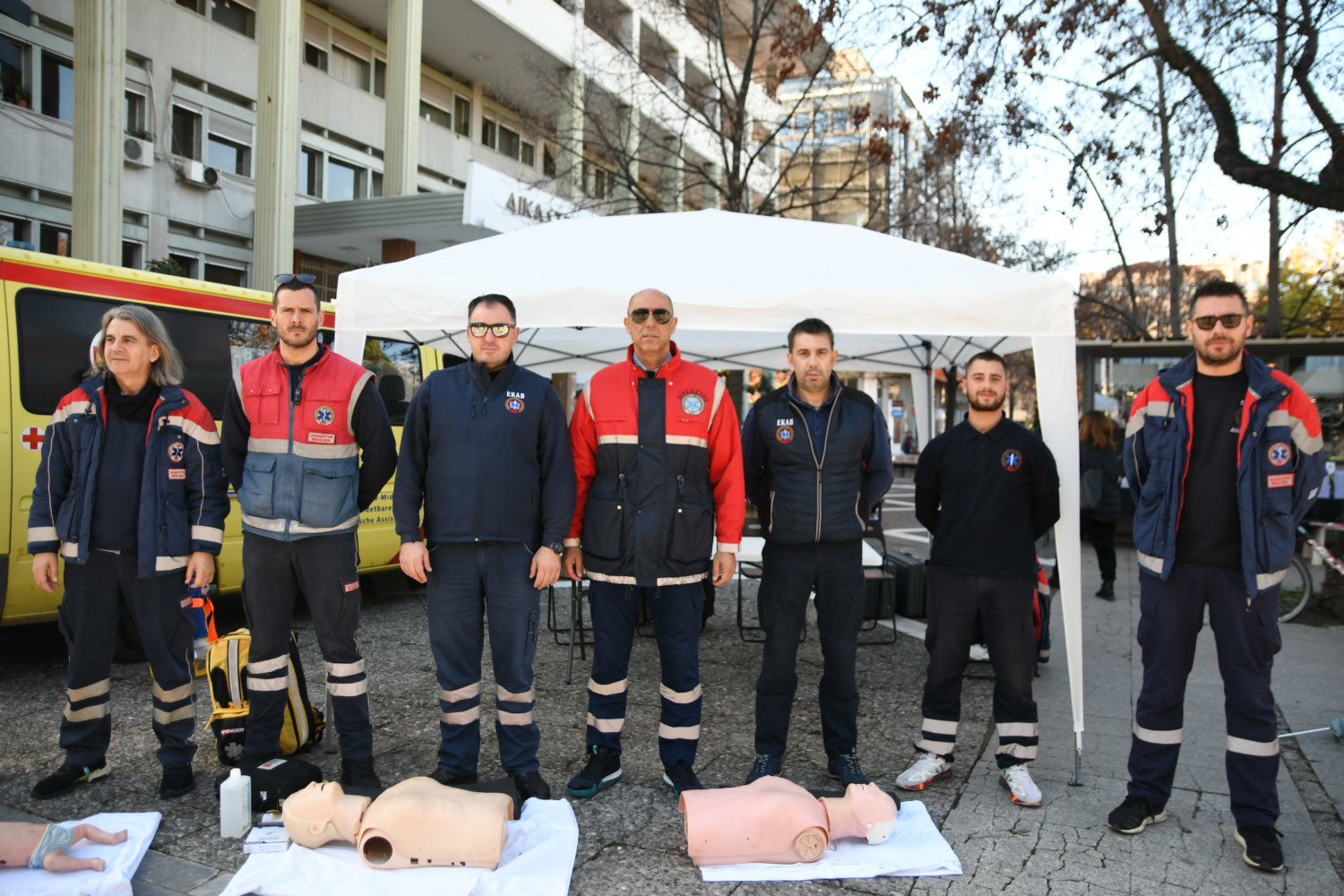 Εκπαίδευση και πρόληψη από εργαζόμενους του ΕΚΑΒ στην Κεντρική Πλατεία ...