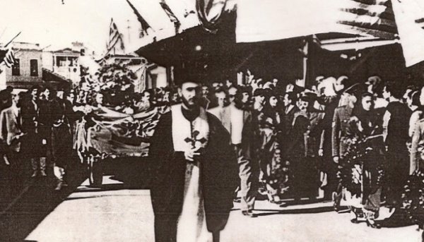 «Το ‘σκασα κρυφά για να τον θάψω»: Ο παπάς που φυλακίστηκε επειδή ...