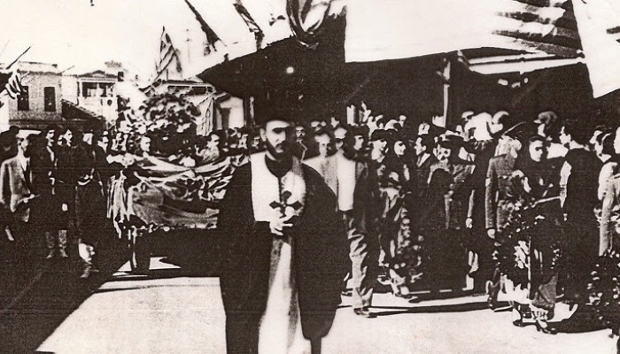 «Το ‘σκασα κρυφά για να τον θάψω»: Ο παπάς που φυλακίστηκε επειδή ...