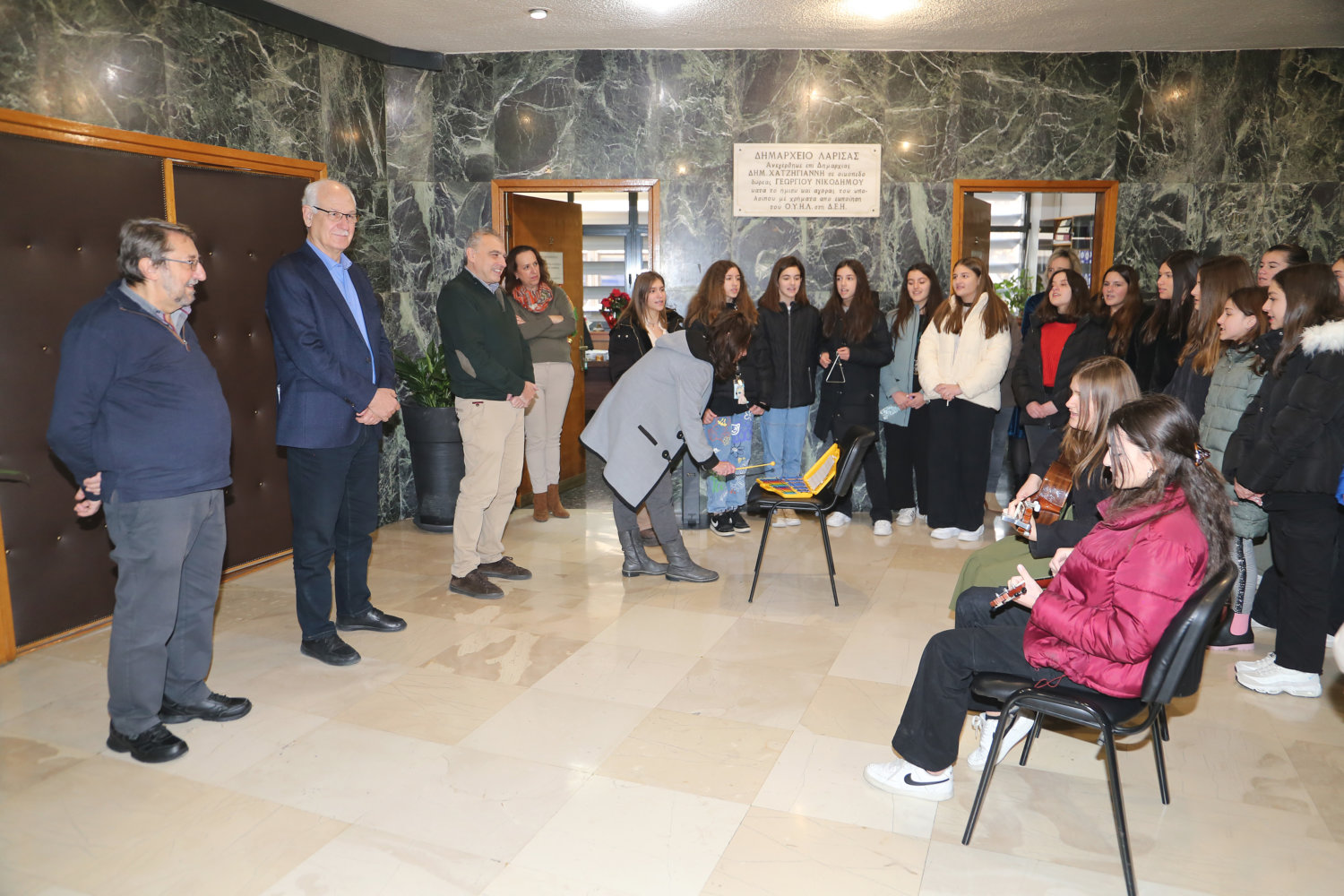 Ξεκίνησαν τα χριστουγεννιάτικα κάλαντα στο Δημαρχείο Λάρισας (φωτ ...