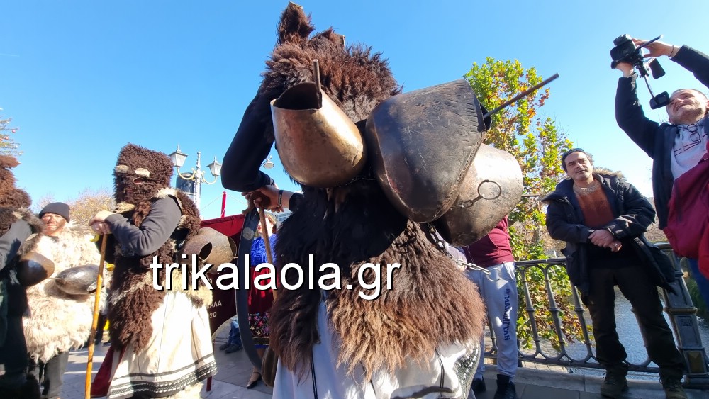 Τρίκαλα: Ρογκατσάρια με προβιές και κουδούνες αναστάτωσαν την πόλη ...