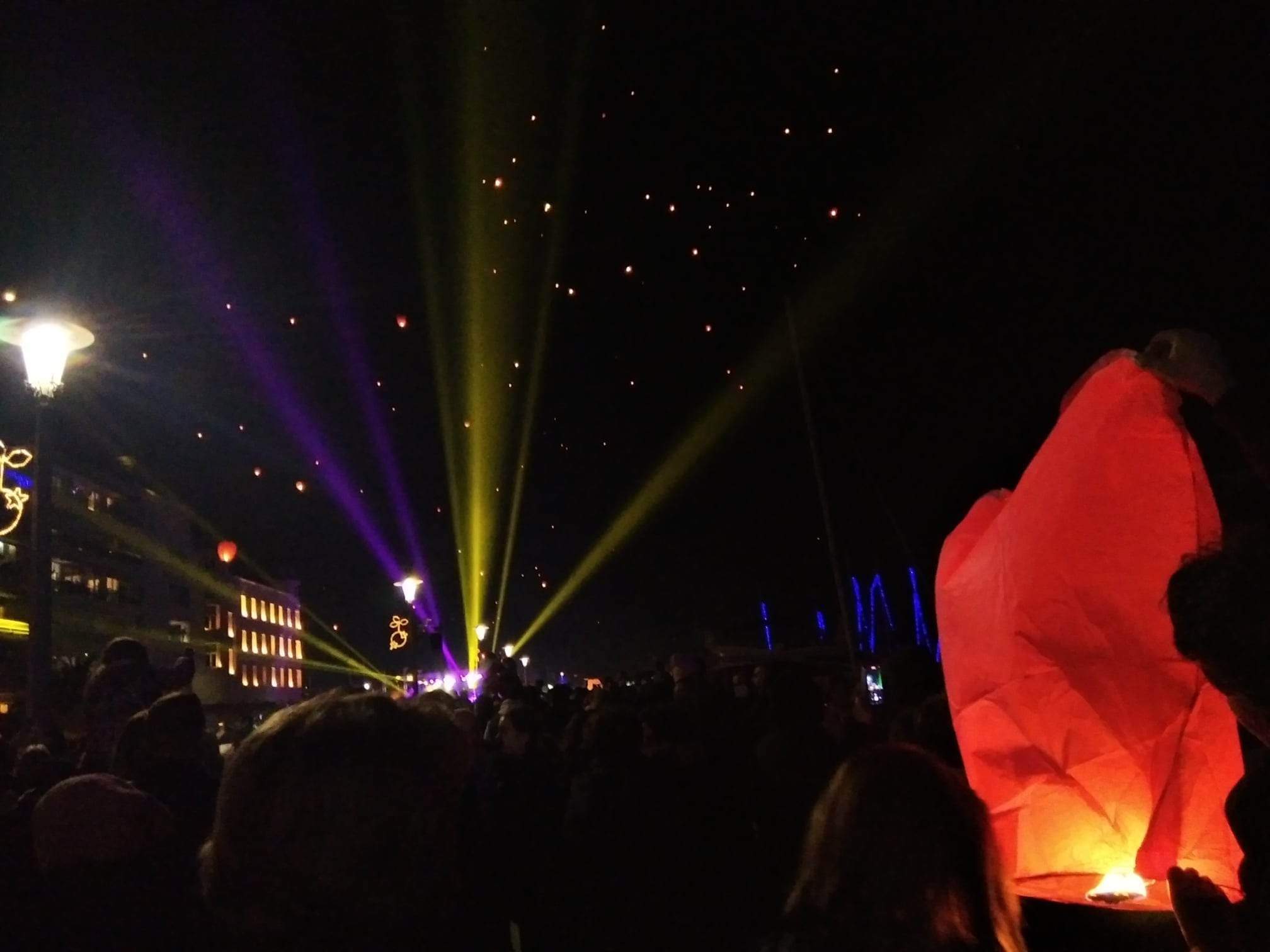 Εντυπωσιακή η βραδιά των φαναριών στη παραλία του Βόλου - Δείτε εικόνες και βίντεο - larissanet.gr