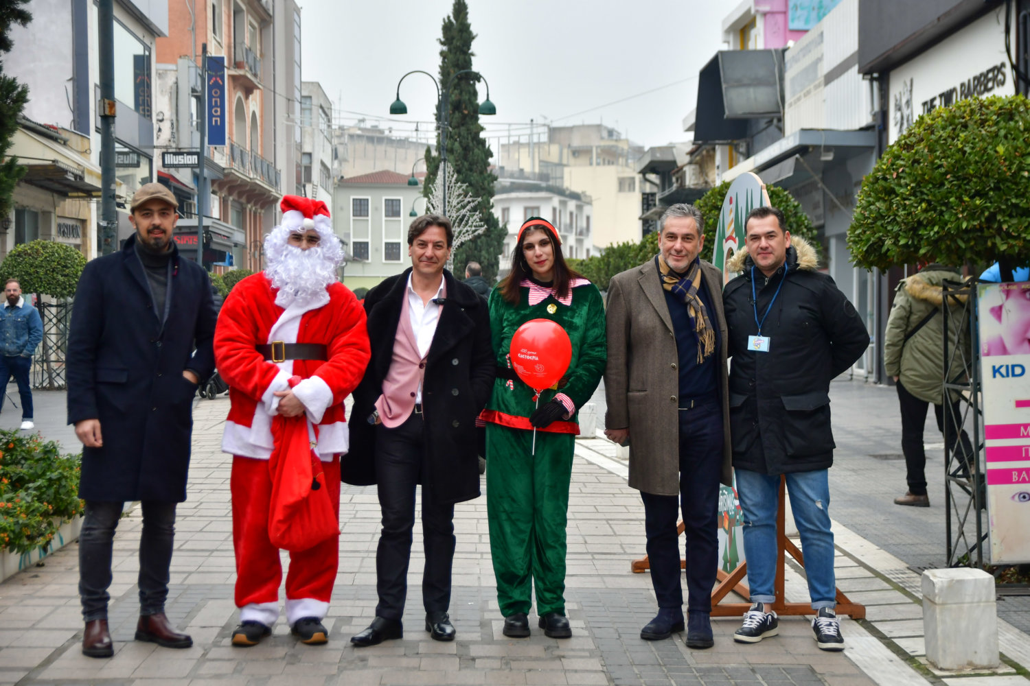Λάρισα: "Ζέσταναν" το εορταστικό κλίμα - παραμονή Πρωτοχρονιάς - οι ...