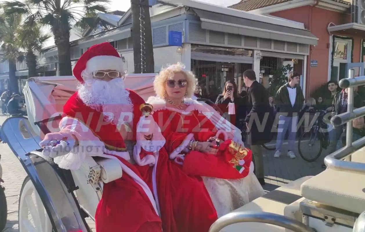 Ο Αη Βασίλης έφτασε στην Πρέβεζα με άμαξα (βίντεο) - larissanet.gr