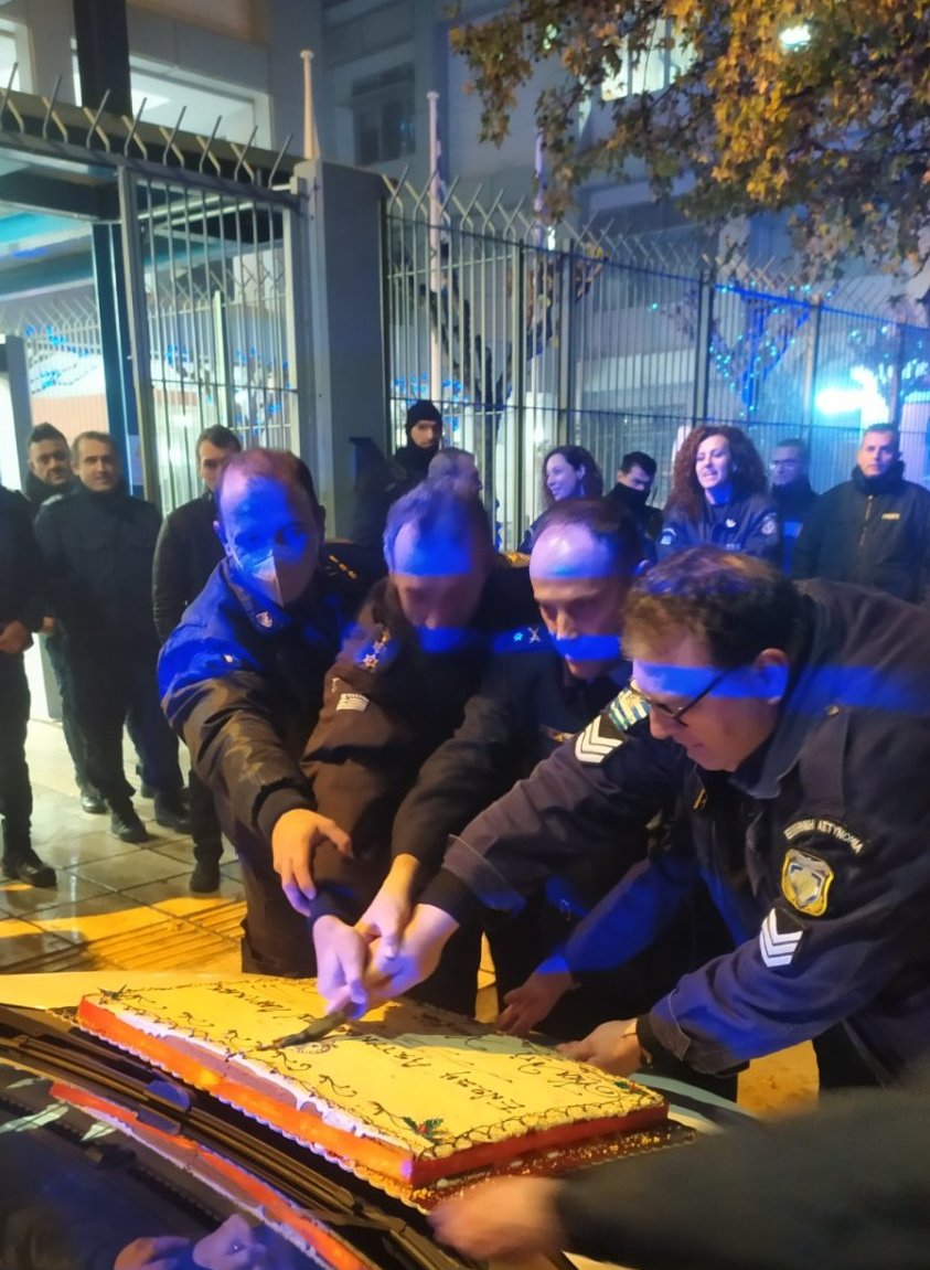 Πρωτοχρονιά 2023: Έκοψαν πίτα σε περιπολικό οι Λαρισαίοι αστυνομικοί ...