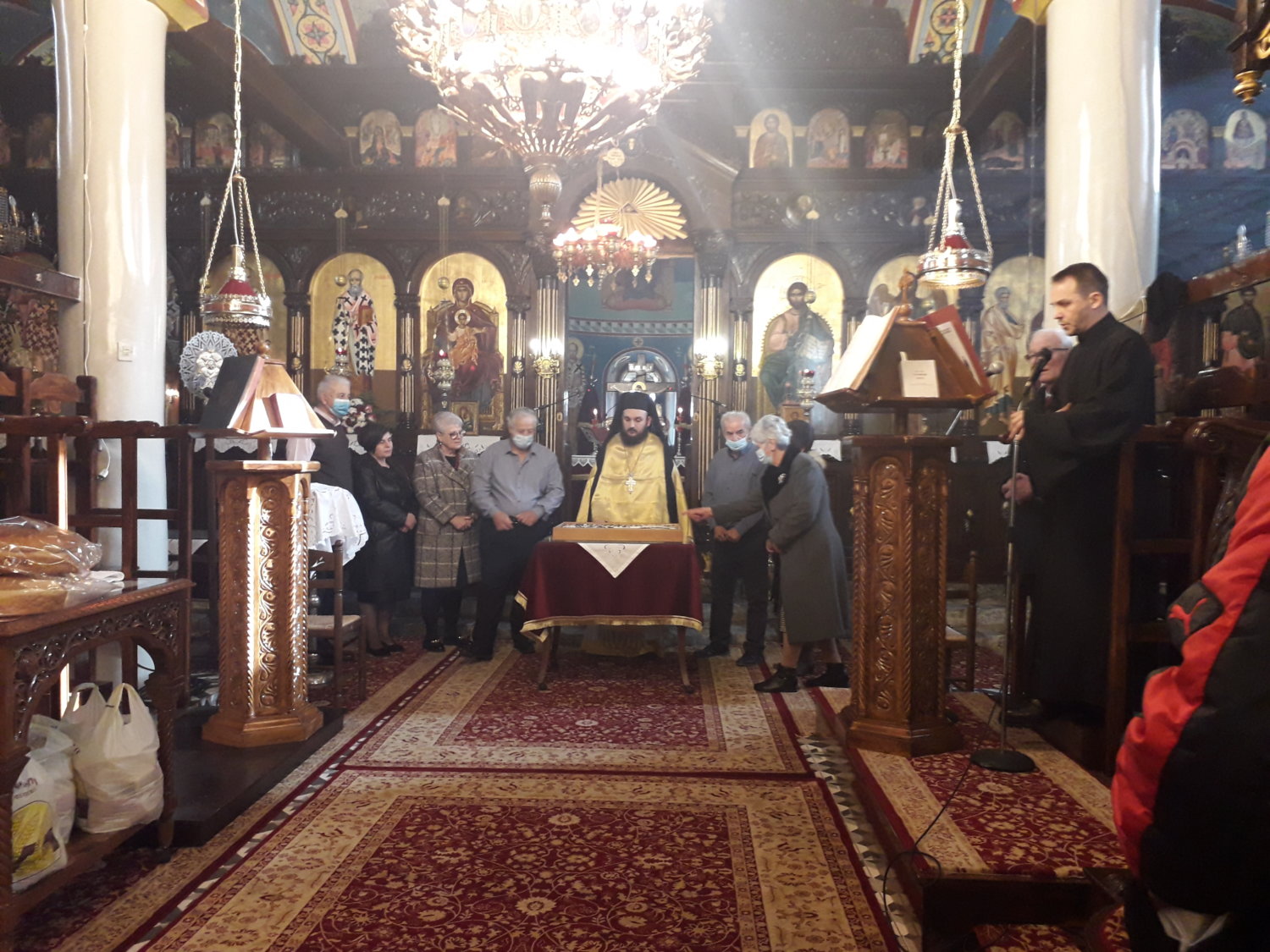 Πρωτοχρονιάτικη πίτα έκοψε η εκκλησιαστική επιτροπή της Ραψάνης ...