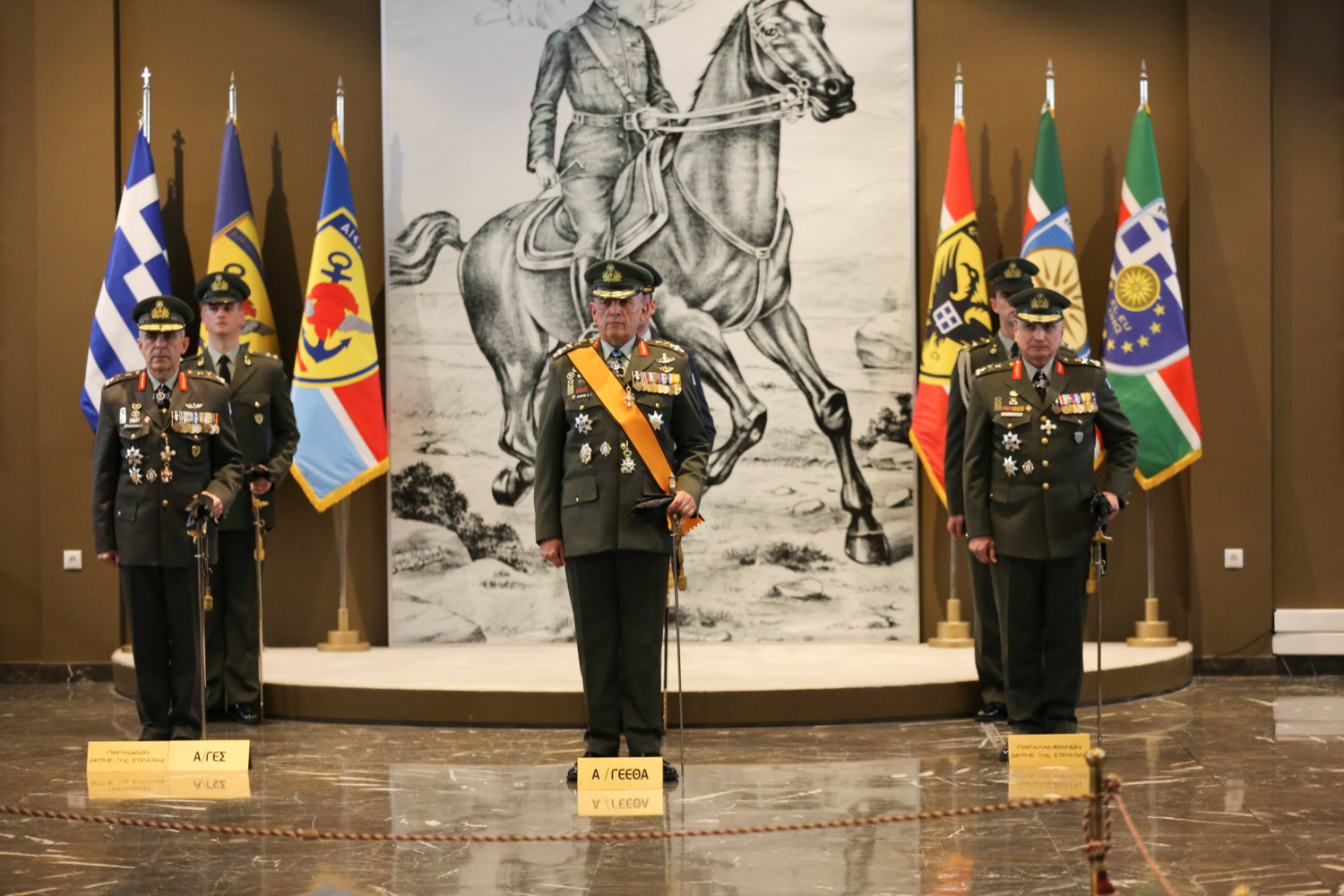 Εικόνες από την Τελετή Παράδοσης-Παραλαβής στην 1η Στρατιά - larissanet.gr