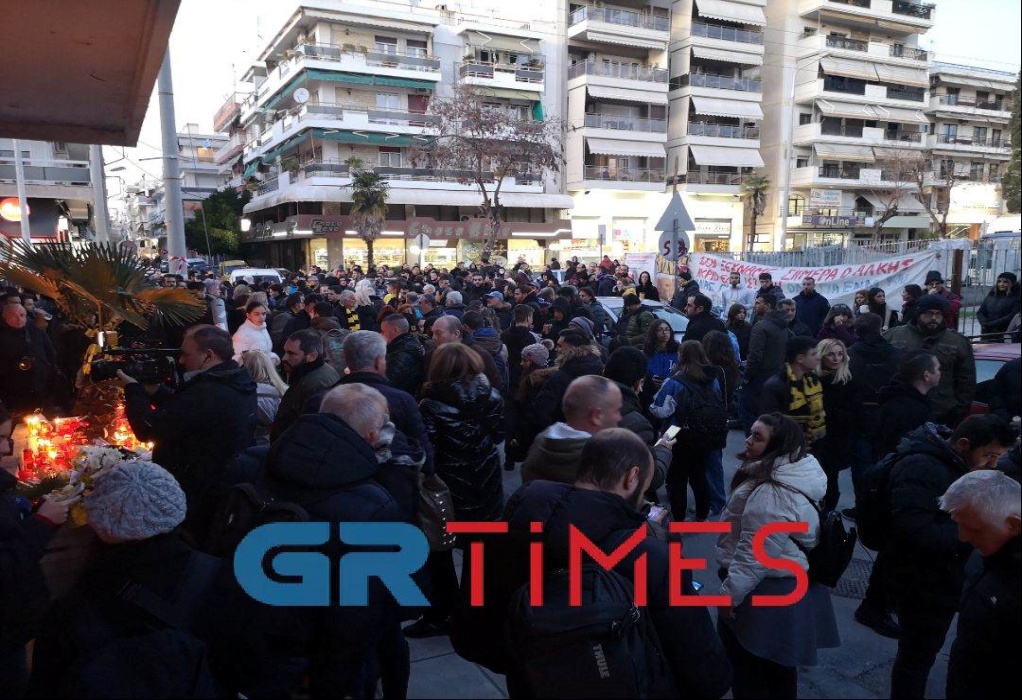 Χιλιάδες άτομα στη «Χαριλάου» για τον Άλκη Καμπανό - larissanet.gr