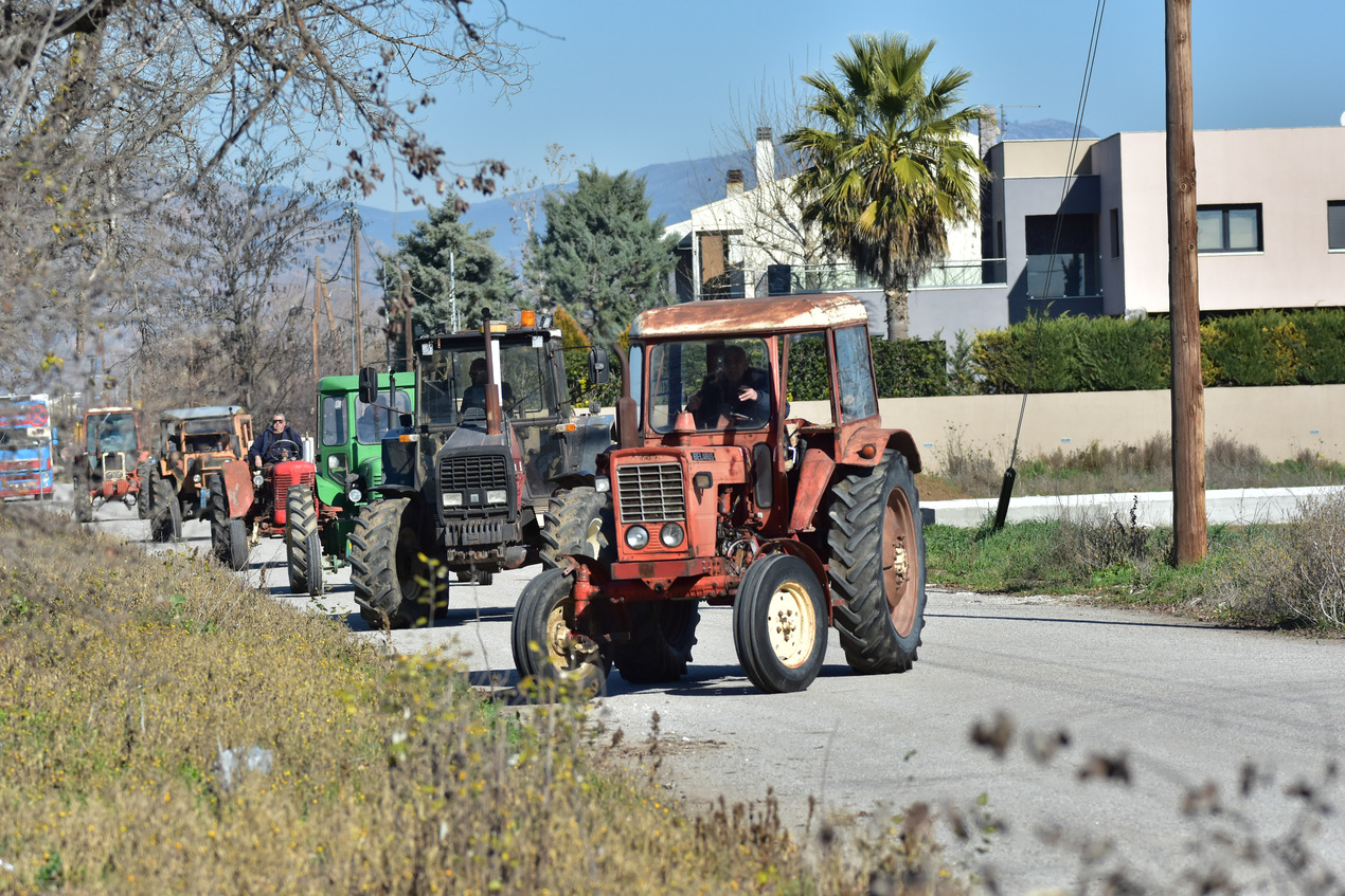 Πλατύκαμπος: Μαζεύονται τα τρακτέρ στον κόμβο Αγιάς (φωτογραφίες ...