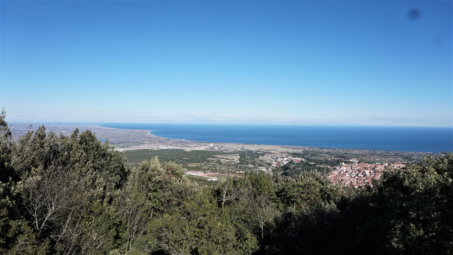 Αγναντεύοντας από το Λιτόχωρο το κάστρο του Πλαταμώνα και τη Χαλκιδική ...