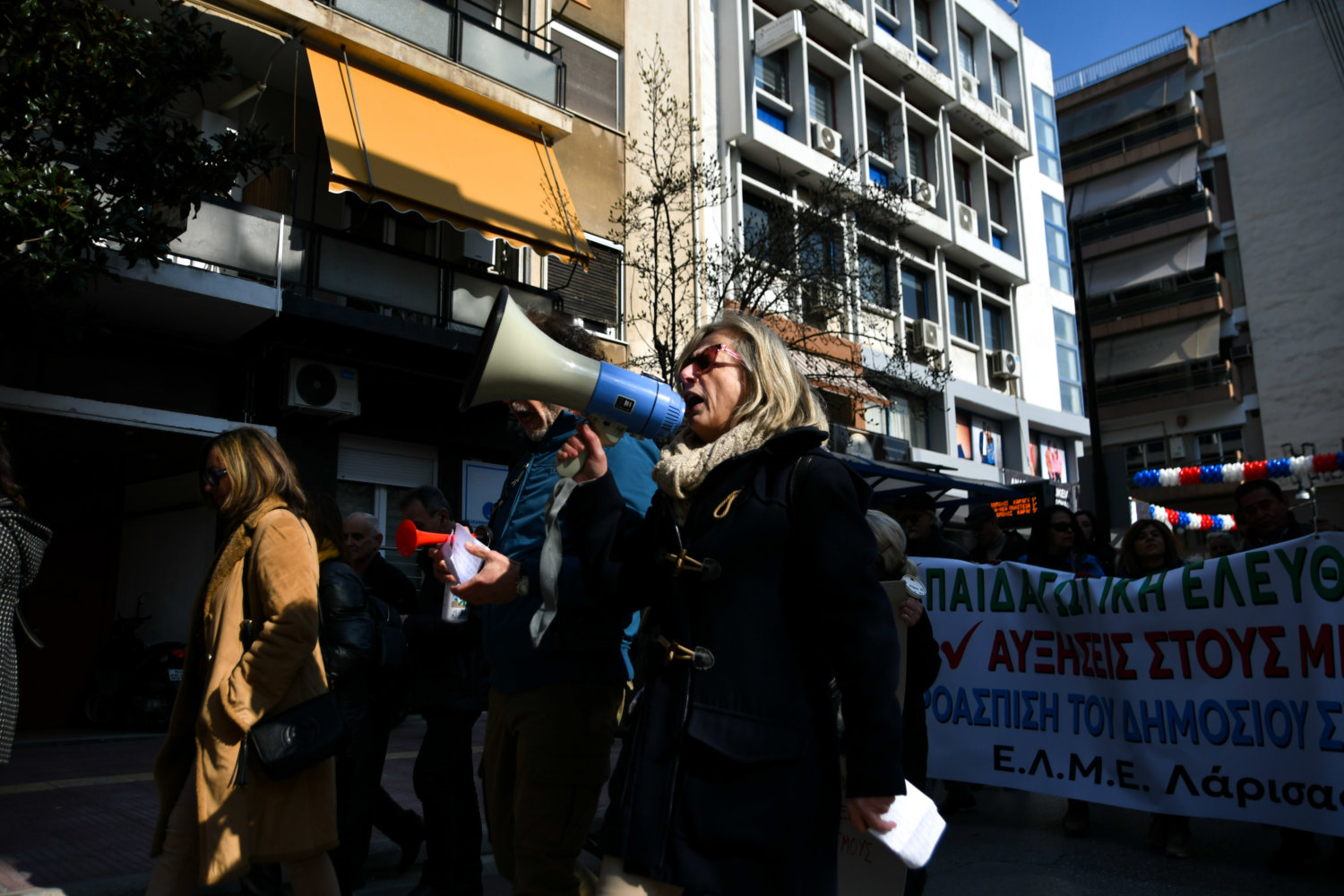 Εικόνες από τη δυναμική πορεία εκπαιδευτικών στο κέντρο της Λάρισας ...
