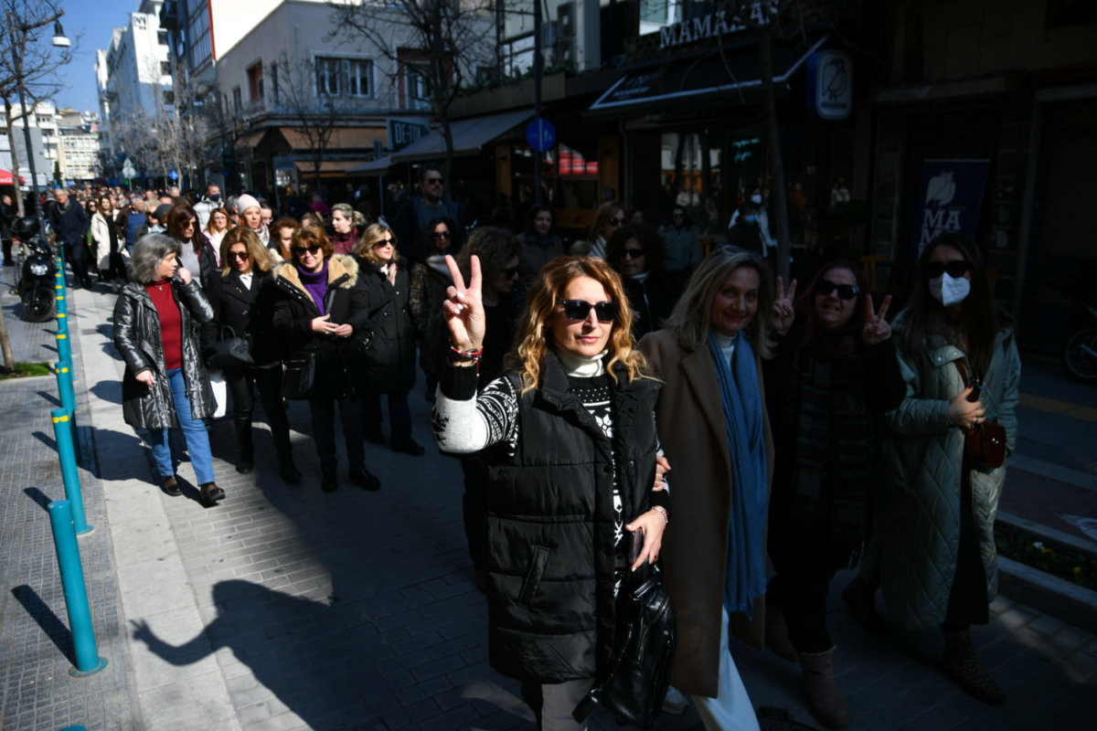 Εικόνες από τη δυναμική πορεία εκπαιδευτικών στο κέντρο της Λάρισας ...