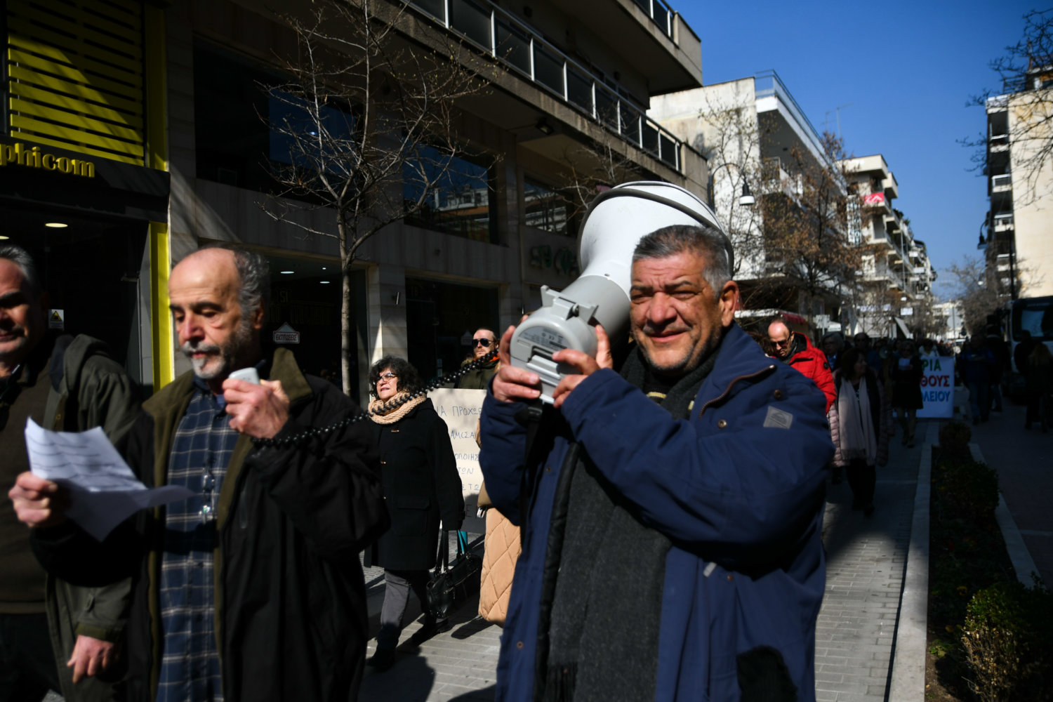 Εικόνες από τη δυναμική πορεία εκπαιδευτικών στο κέντρο της Λάρισας ...