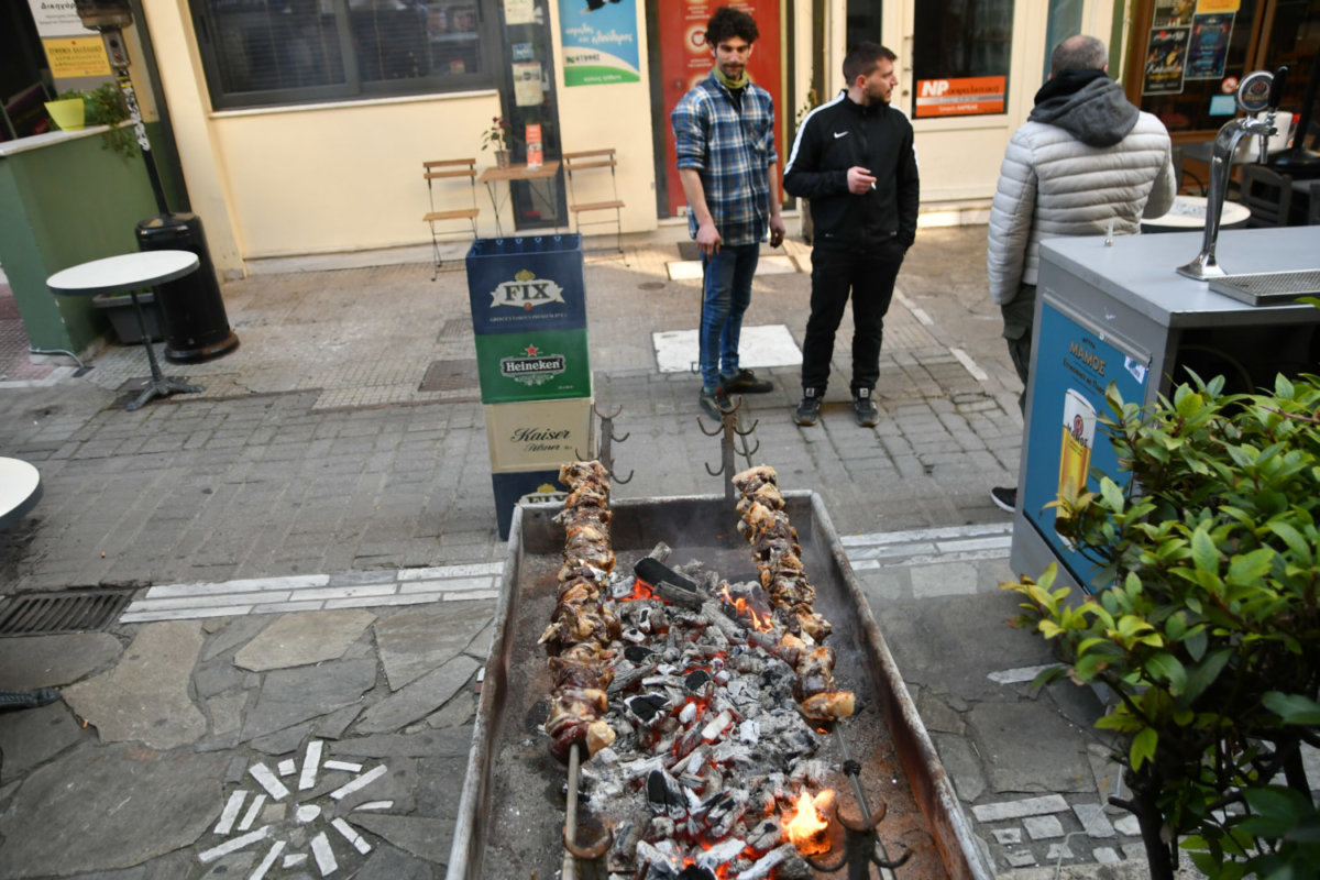 Τσικνοπέμπτη στη Λάρισα: Άναψαν τα... πρώτα κάρβουνα - Κορυφώνονται οι ...