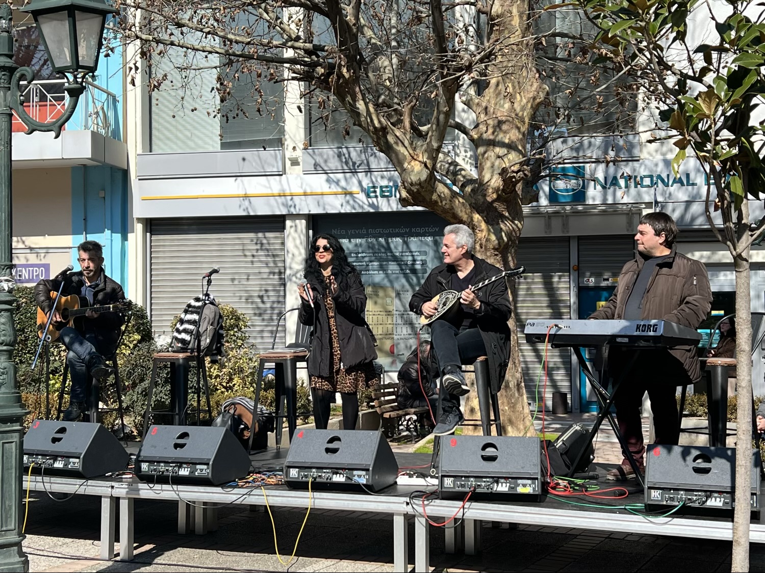 «Τσίκνισαν» με ζωντανή μουσική στην πλατεία Λαού οι Φαρσαλινοί ...