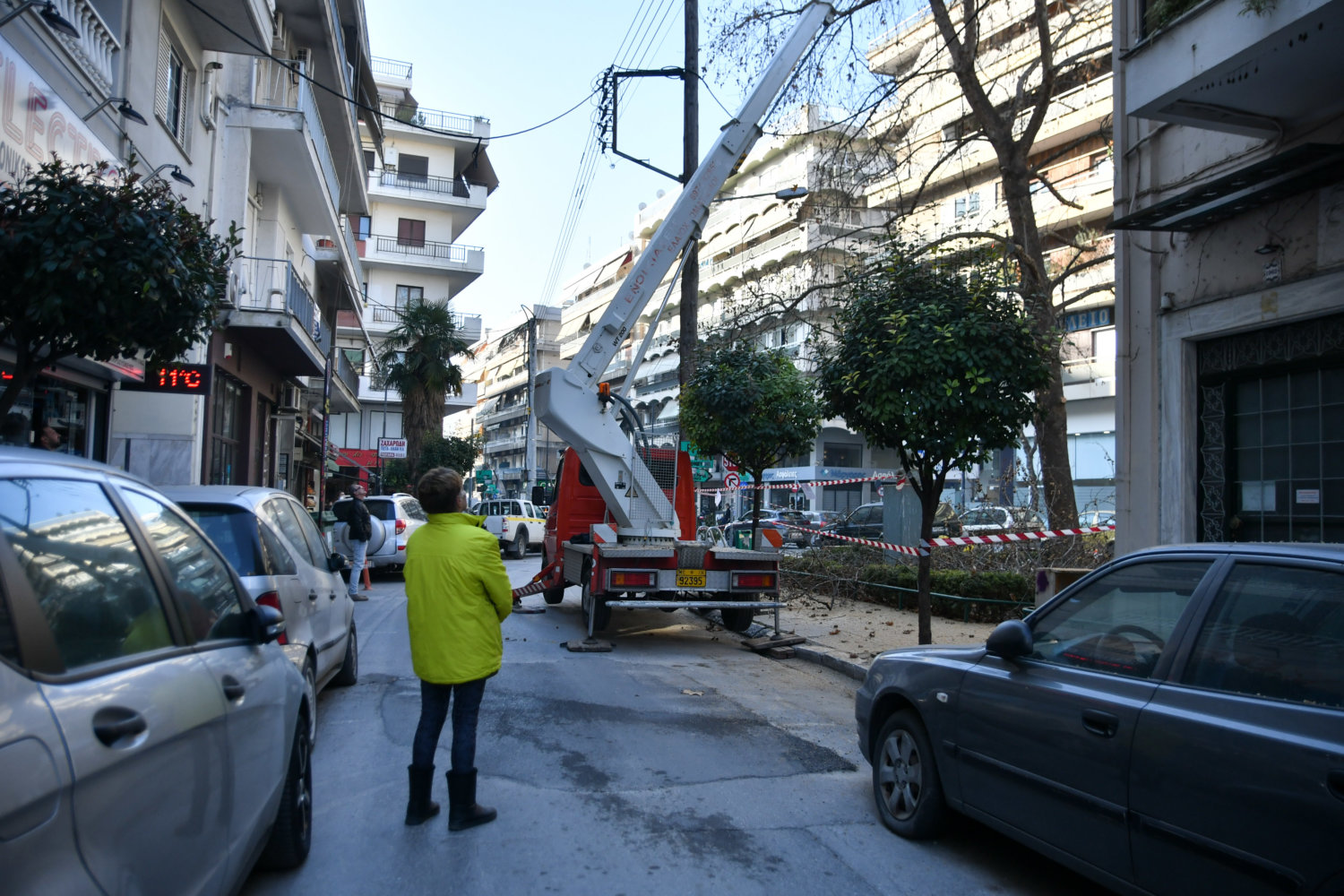 Εργασίες κλαδέματος μεγάλου δένδρου - πρωί Πέμπτης - στο κέντρο της ...