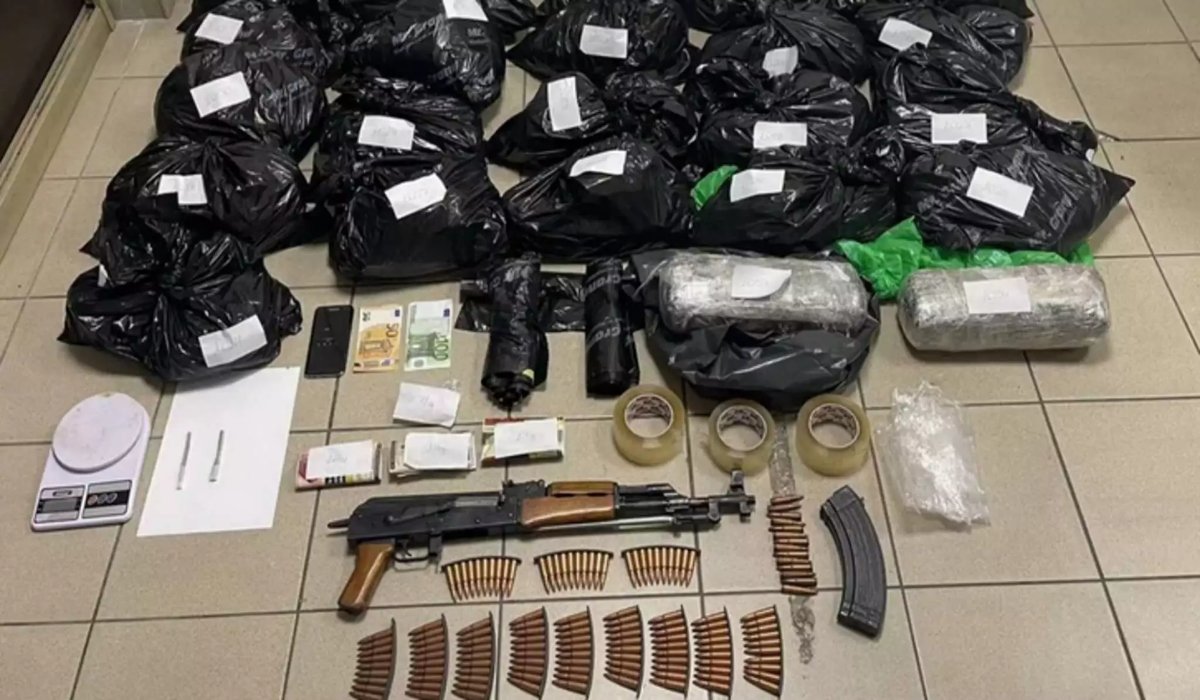 Θεσσαλονίκη: Καλάσνικοφ, σφαίρες και ναρκωτικά μέσα στο σπίτι μαφιόζου ...